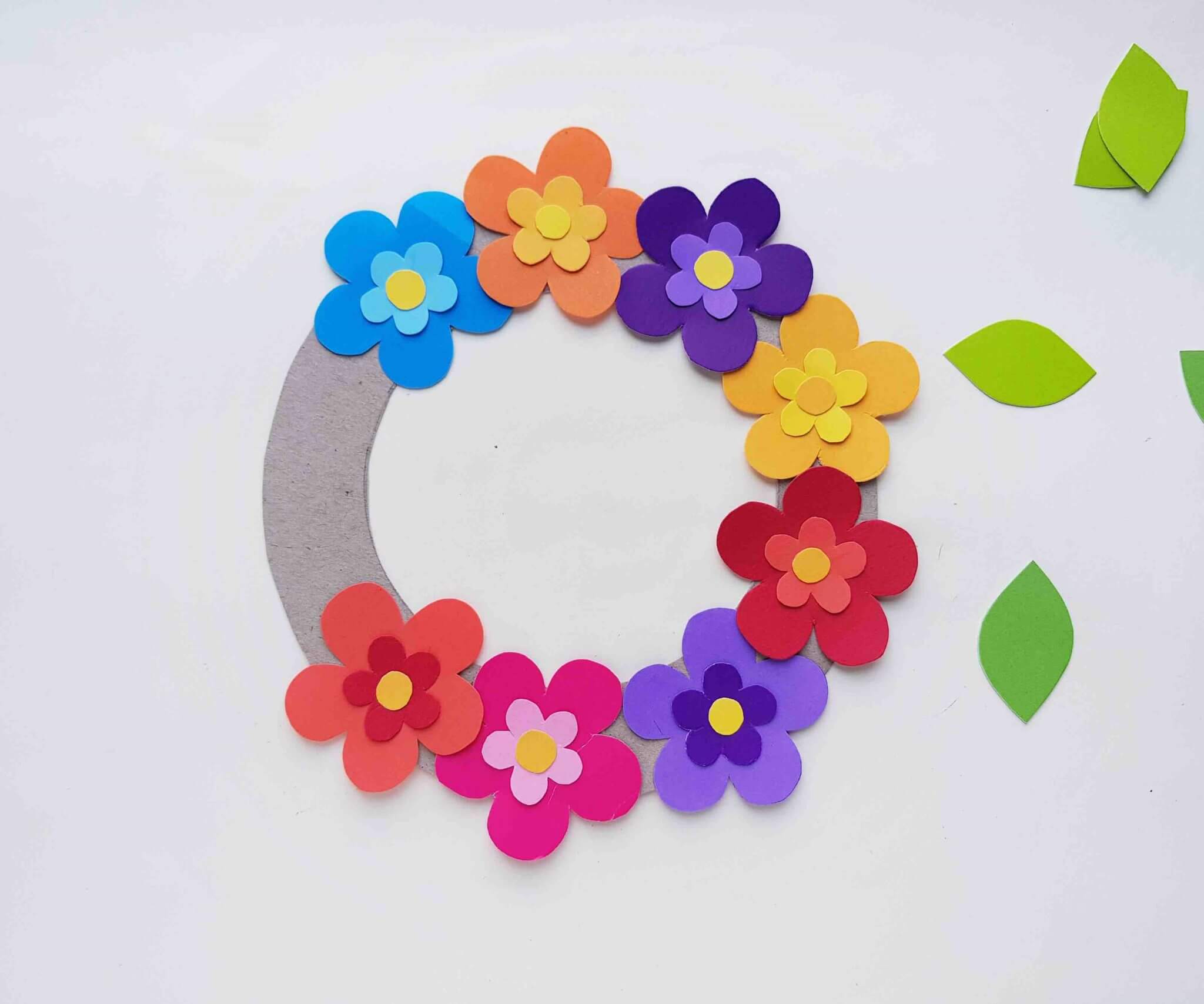 DIY Hawaiian Luau Decorations: Flower Wreath | Hawaii Travel with Kids